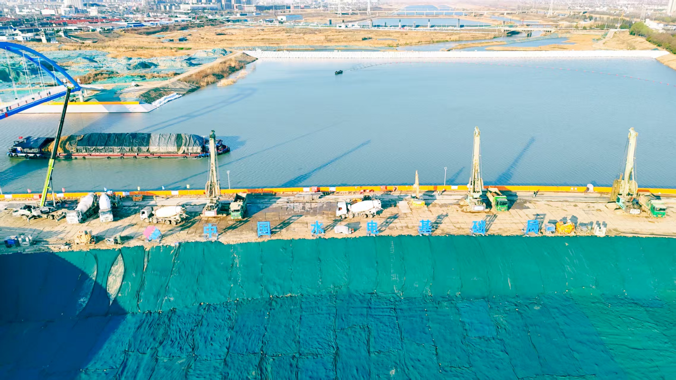 党建红引领防渗蓝 科技刃破攻坚关